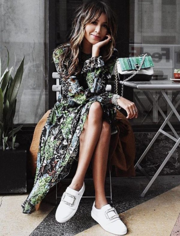 Street style, comment porter des baskets avec une robe ? - Gazellemag