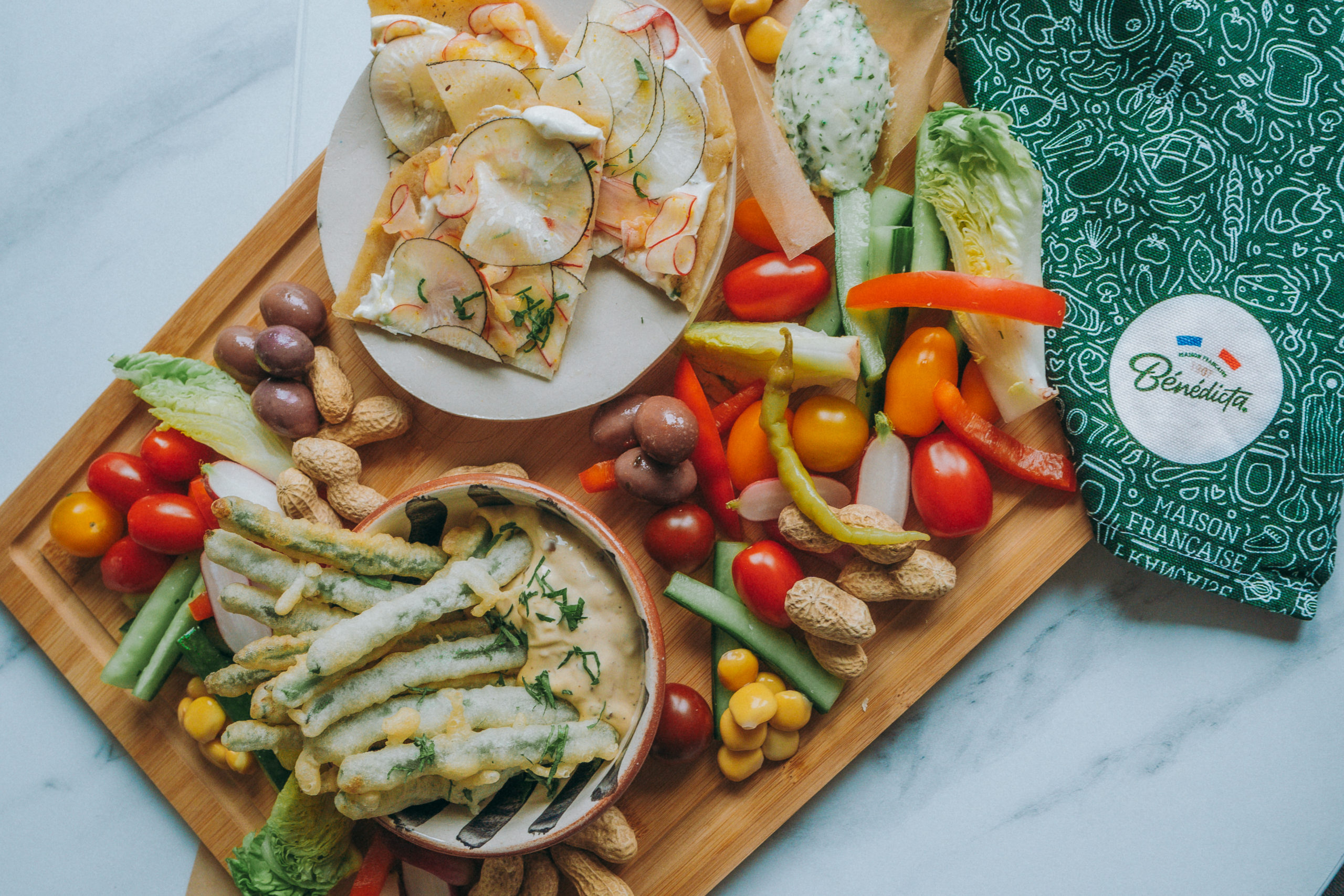 Naan sauce gourmet au bleu et pickles de radis noir et rose au curcuma ...